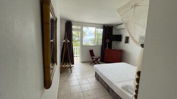 Quarto Duplo, casa de banho anexa, vista para o mar | Wi-fi grátis 