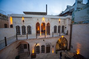 Fachada do alojamento (tarde/noite)