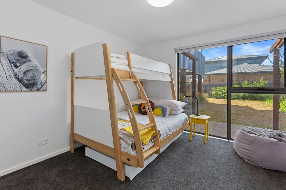 Bay Breeze Retreat - Modern Home, Walk To Beach - Apollo Bay