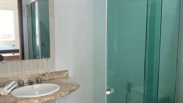 Quarto básico | Banheiro | Chuveiro, toalhas de banho, sabonete, papel higiênico