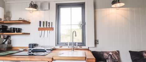 Um frigorífico, utensílios de cozinha