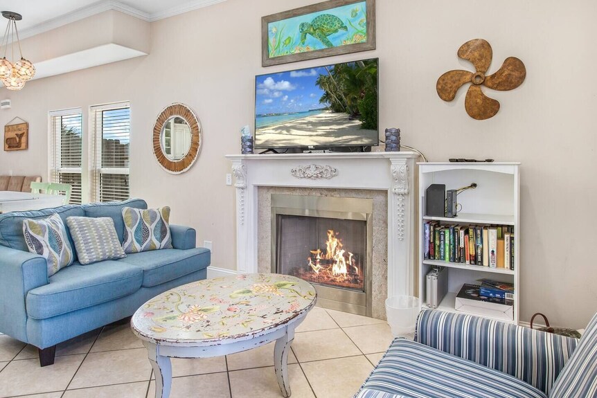 Spacious Beach House Walk To Beach Sleeps 12 - Panama City, FL