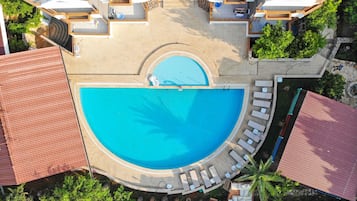 Piscina exterior sazonal, da(s) 8:00 à(s) 20:00, guarda-sóis