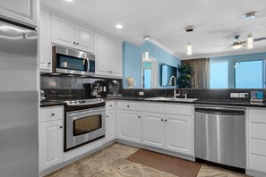 Condo, várias camas, banheira de imersão | Cozinha privada | Geladeira, micro-ondas, fogão, cooktop