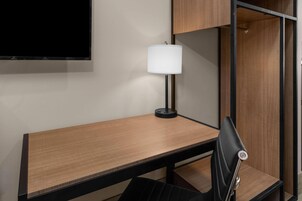 Quarto, 2 camas queen-size, não fumadores | Wi-fi grátis, roupa de cama fornecida 