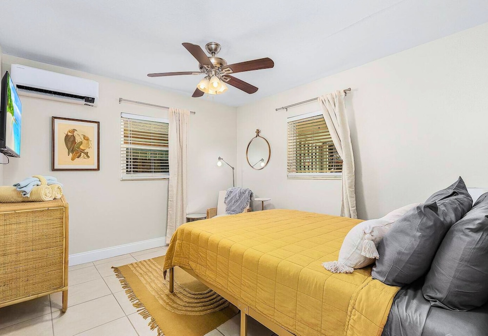Beach Bliss: Heated Pool, 2.7miles To Beach, Free Parking 🌊🌴 #Relaxationawaits - Naples, FL