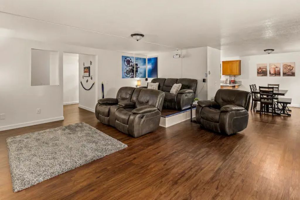 Movies On Merlo: 3 Bed 2 Bath With Movie Projector - Beaverton, OR