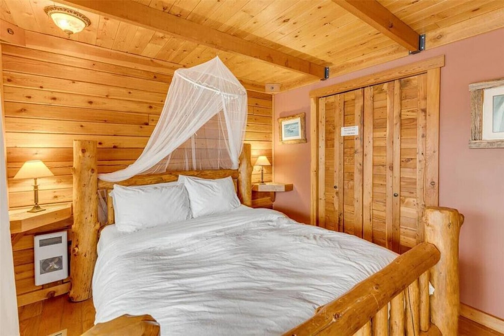 Lakefront Cottage Near Big White And Kelowna - British Columbia