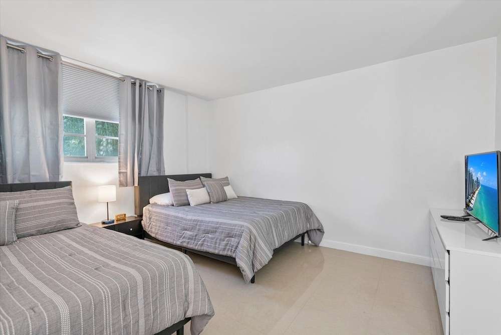 Beautiful And Cosy Condo Steps Away From Beach - Aventura, FL