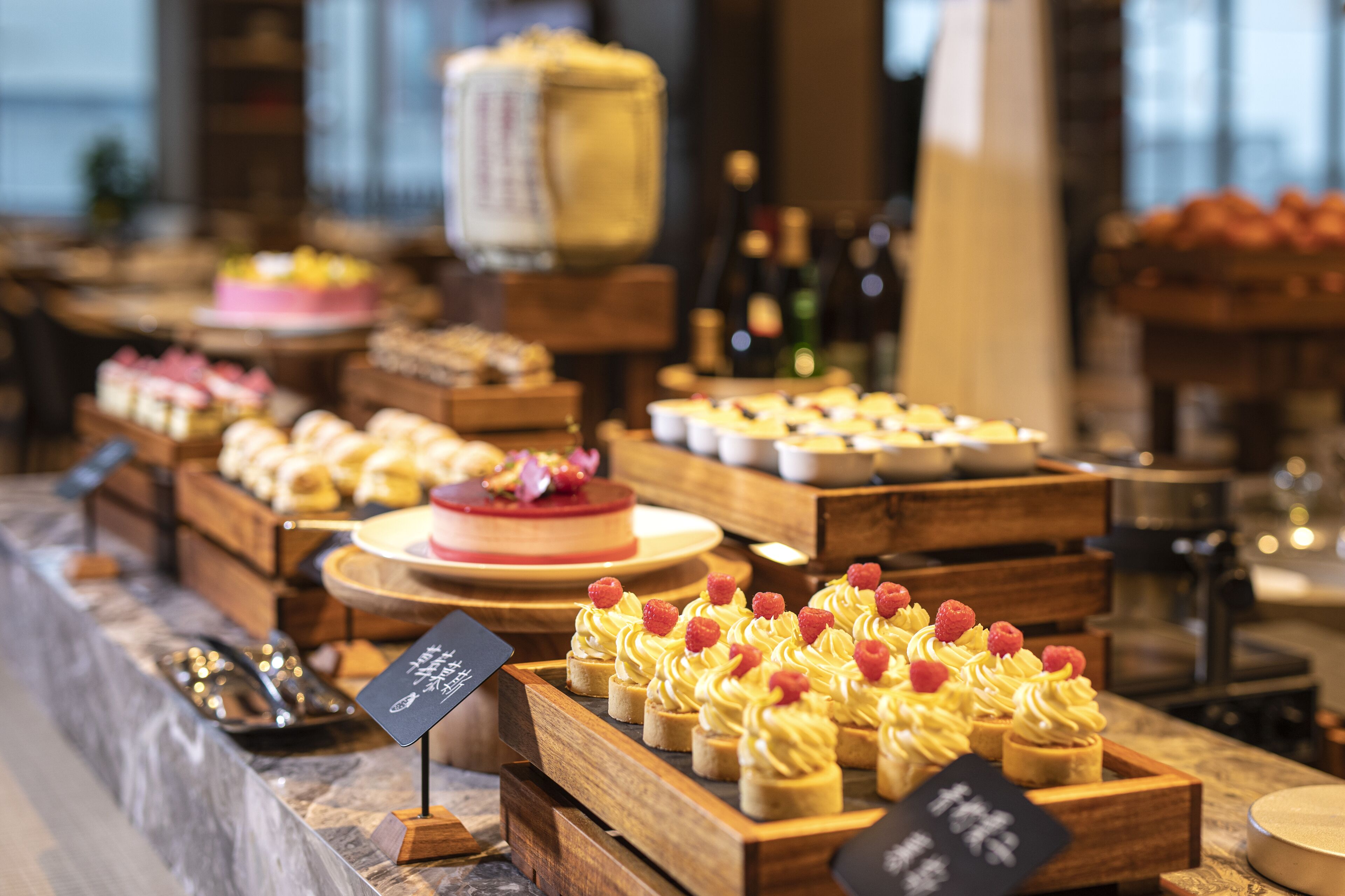 Uma mesa com diversos doces e bolos.