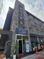 Um hotel moderno com uma placa de destaque indicando 'HOTEL The ON'.