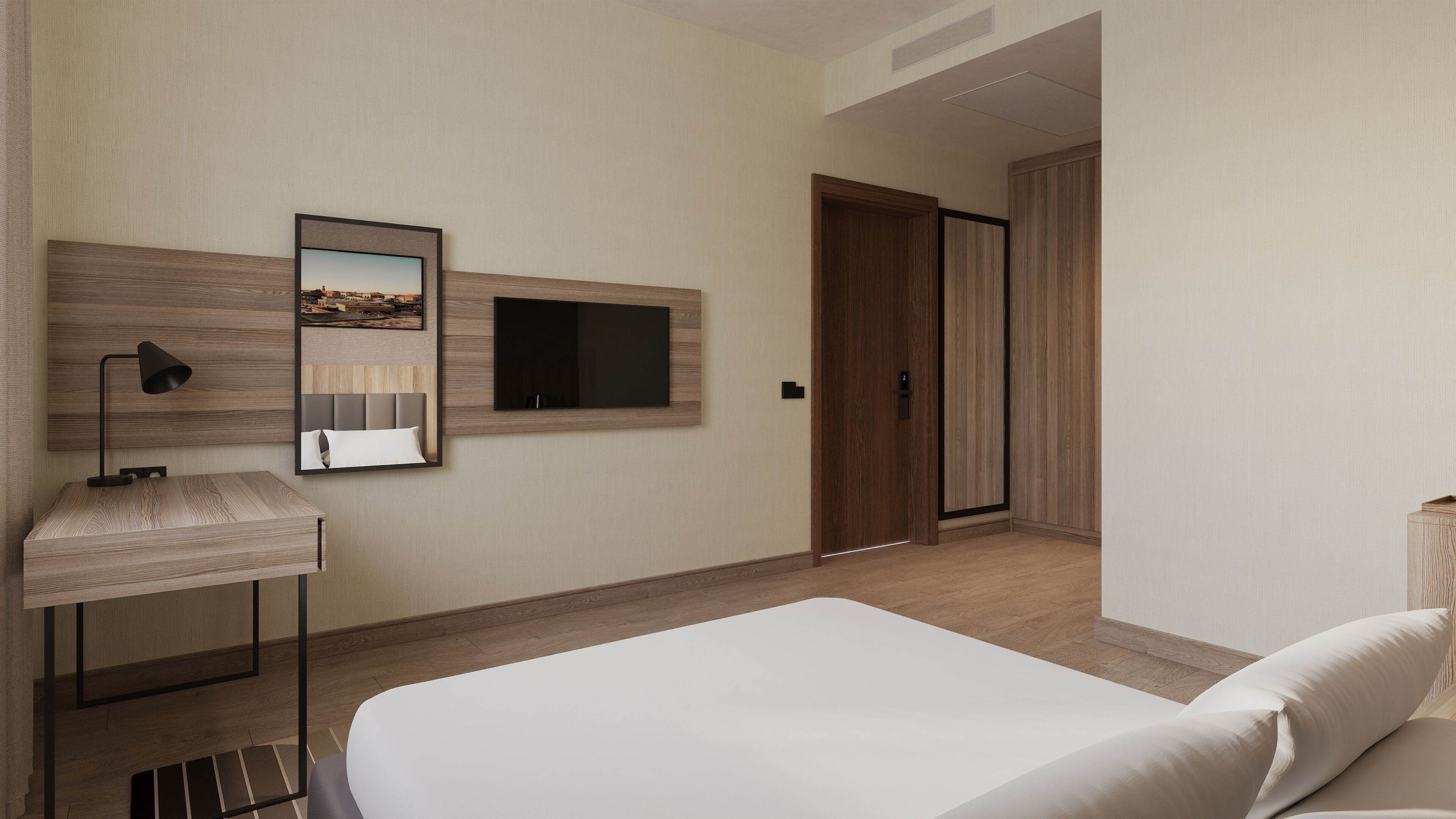 Quarto de hotel com uma cama, uma mesa, uma cadeira, uma televisão, um abajur e uma porta.