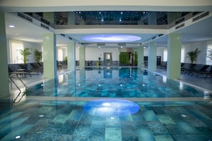 Piscina interior, espreguiçadeiras