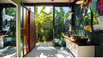 Haruge Beach Villa with Private Pool | Casa de banho | Produtos de higiene exclusivos, um secador de cabelo, roupões, chinelos 