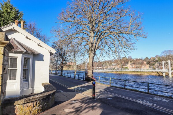 Porter's Lodge - Loch Ness