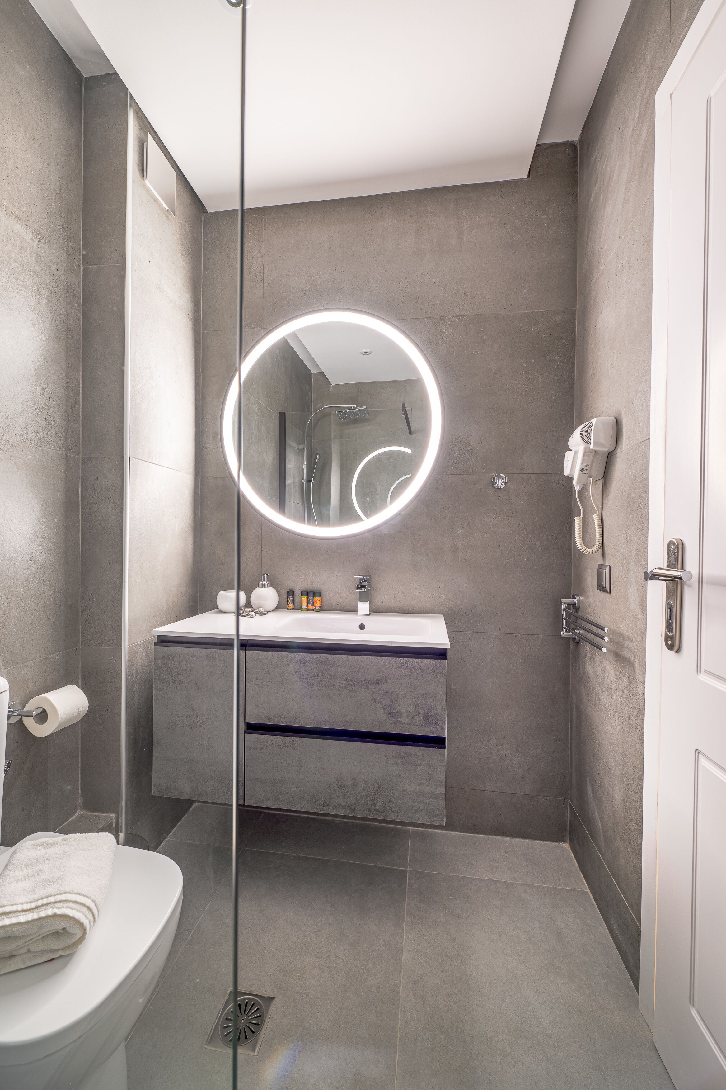 Apartamento Cidade, 2 quartos | Casa de banho | Um polibã, um chuveiro fixo, um secador de cabelo, chinelos 