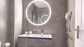 Apartamento Cidade, 2 quartos | Casa de banho | Um polibã, um chuveiro fixo, um secador de cabelo, chinelos