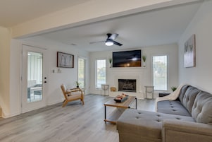 Casa geminada com design assinado, 3 quartos, sacada, vista para o rio | Área de estar | Smart TV 65 polegadas com canais a cabo, TV, lareira