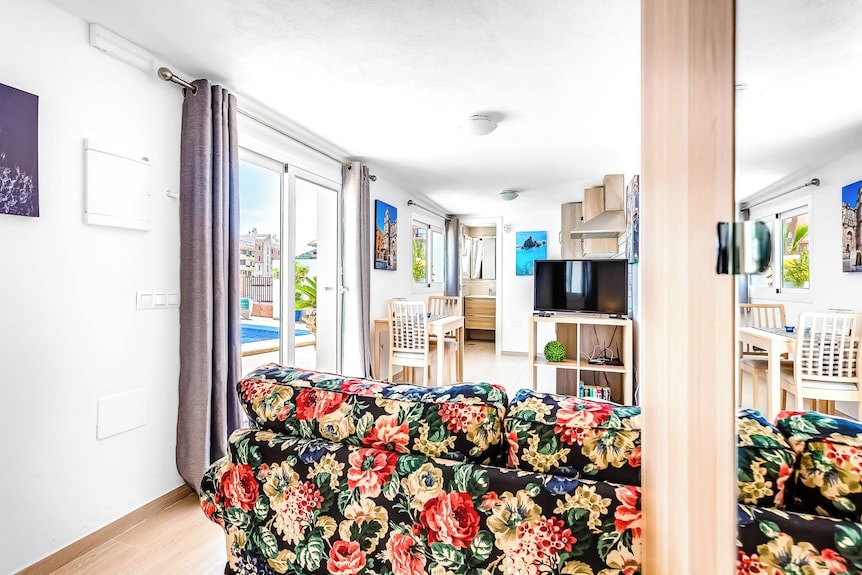 Holiday Apartment 'Torreblanca Deluxe Holiday Home' With Sea View, Shared Pool & Wi-fi - Fuengirola