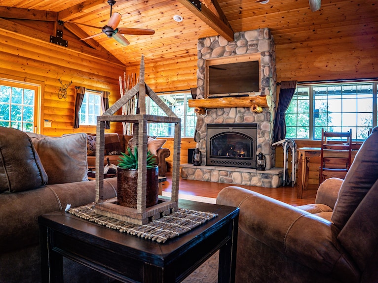 Romantic Cabin: Secluded Woods, Hot Tub, And Privacy In The Driftless Region. - Wisconsin