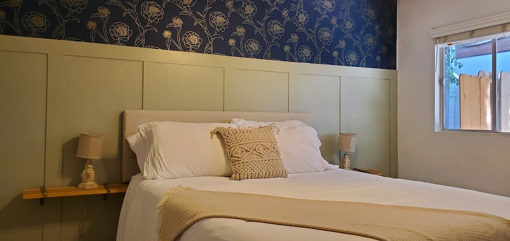 Cozy 2 Br - Located In Quiet Downtown Neighborhood - Bakersfield, CA