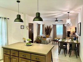 Apartamento Premier, 1 cama queen-size e sofá-cama | Sala de estar | Smart TV de 42 de polegadas com canais digitais, televisor, Netflix 