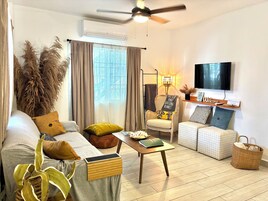 Apartamento Premier, 1 cama queen-size e sofá-cama | Sala de estar | Smart TV de 42 polegadas com canais digitais, televisor 