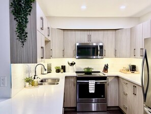 Apartamento em Condomínio Fechado | Cozinha privada | Um frigorífico/congelador grande, um micro-ondas, um forno 