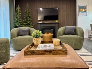 Apartamento em Condomínio Fechado | Sala de estar | Smart TV de 40 de polegadas com canais digitais, televisor, lareira 