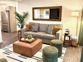 Apartamento em Condomínio Fechado | Sala de estar | Smart TV de 40 de polegadas com canais digitais, televisor, lareira 