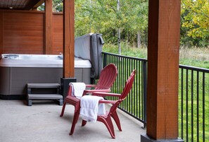 Apartamento em Condomínio Fechado | Banheira de hidromassagem privativa