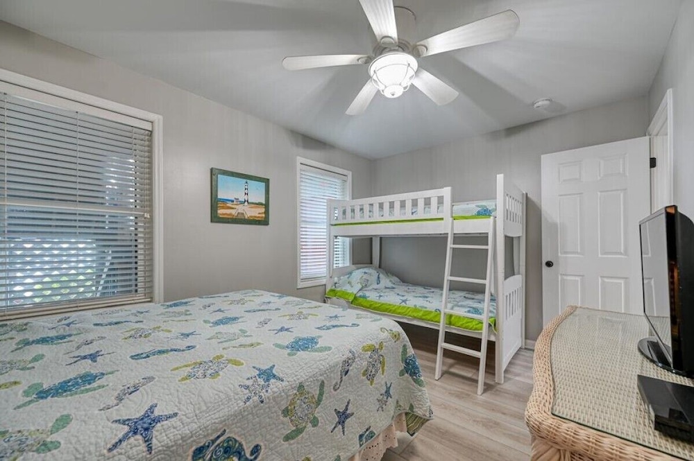 Oceanfront Newly Renovated 1st Floor Condo Sleeps 8 North Topsail Beach - North Topsail Beach, NC