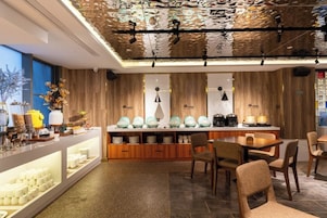 Pequeno-almoço tipo buffet diário mediante uma taxa 