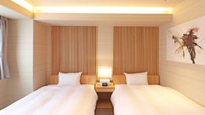 Quarto de hotel com duas camas, painéis de madeira, um quadro na parede e uma mesa de cabeceira com abajur.