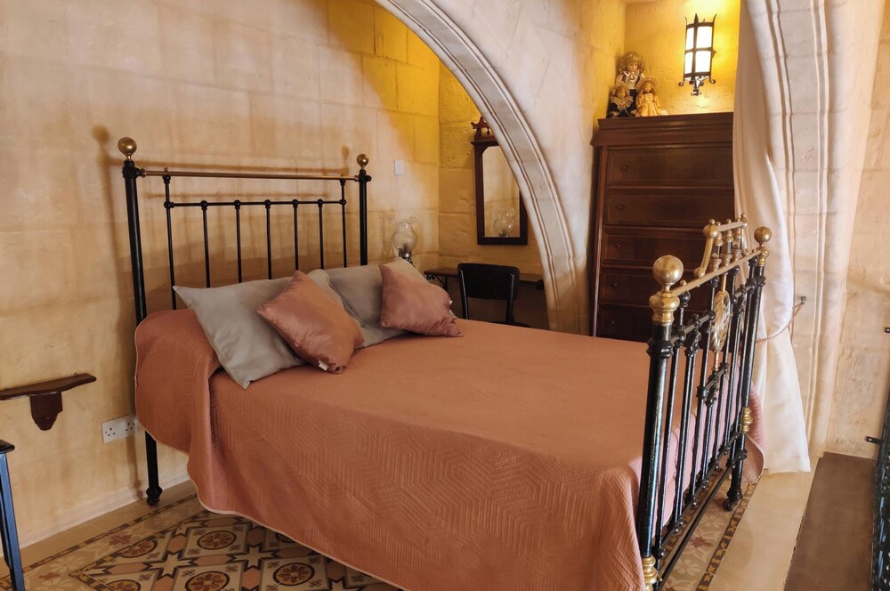 3 Bed House Sleeps 4 - Wifi, Aircon, Balcony - Valletta