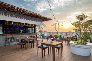 Este bar no terraço do hotel, junto à piscina, aberto diariamente 