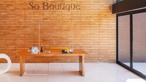 Uma área de recepção com parede de madeira e balcão.