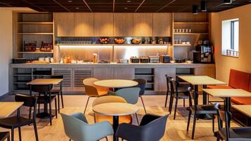 Café da manhã continental todos os dias (EUR 22 por pessoa)