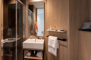 Quarto Superior, 1 cama de casal | Casa de banho | Um polibã, um chuveiro fixo, artigos de higiene ecológicos 