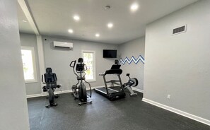 Apartamento em Condomínio Fechado, 1 quarto | Sala de fitness