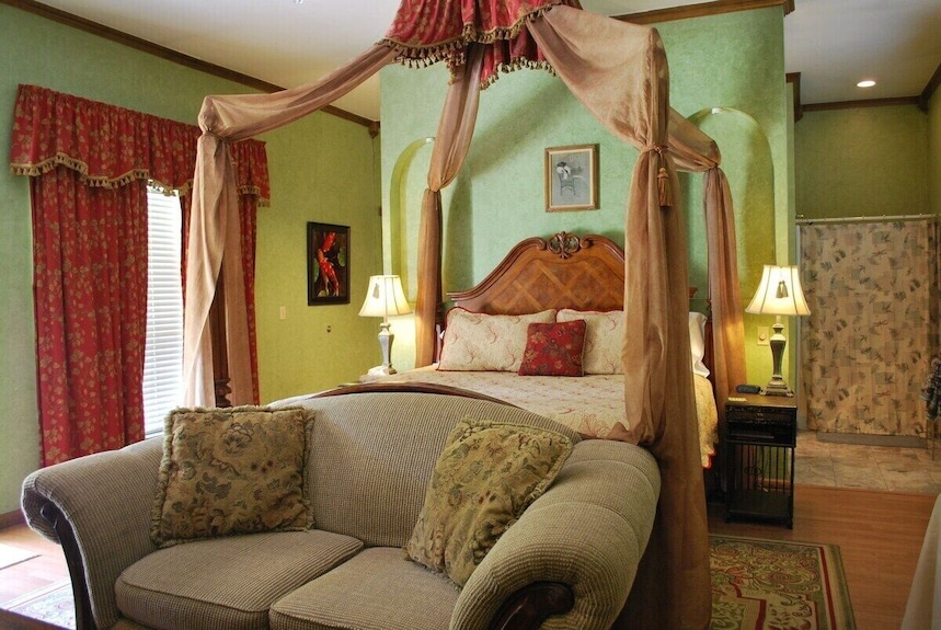 Emerald Dream Cottage At Whispering Pines Inn - Lake Thunderbird, OK