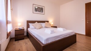 Apartamento (1 Bedroom) | 1 quarto, ferros/tábuas de passar roupa, roupa de cama