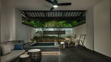 Roupa de alta qualidade, com decoração personalizada, secretária