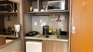 Apartamento | Cozinha privada | Um frigorífico, um micro-ondas, uma placa de cozinha