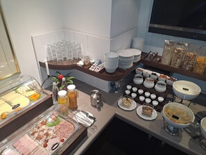 Pequeno-almoço tipo buffet diário (19.50 EUR por pessoa)