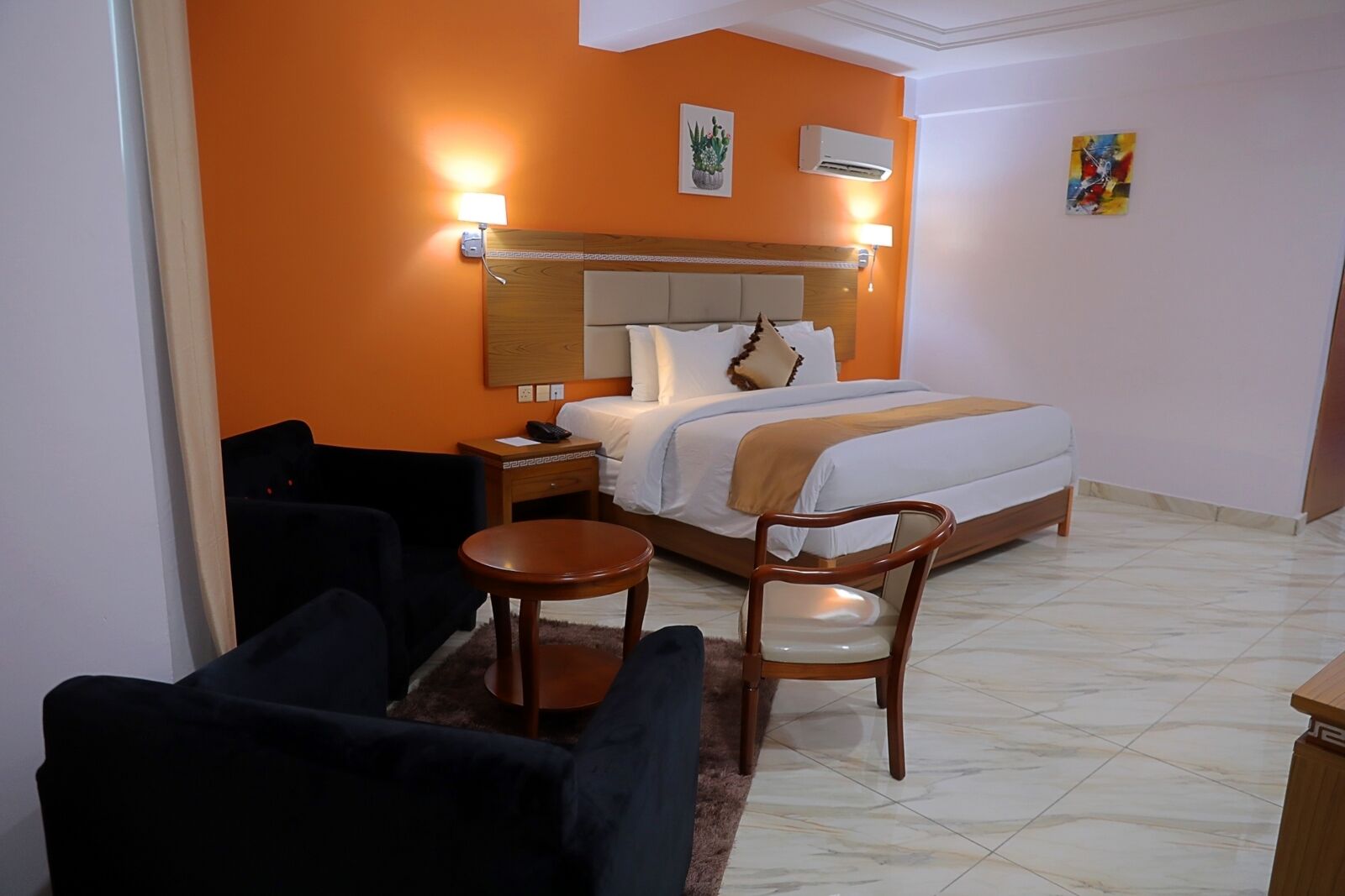 Secretária, secretária adequada para computadores portáteis 