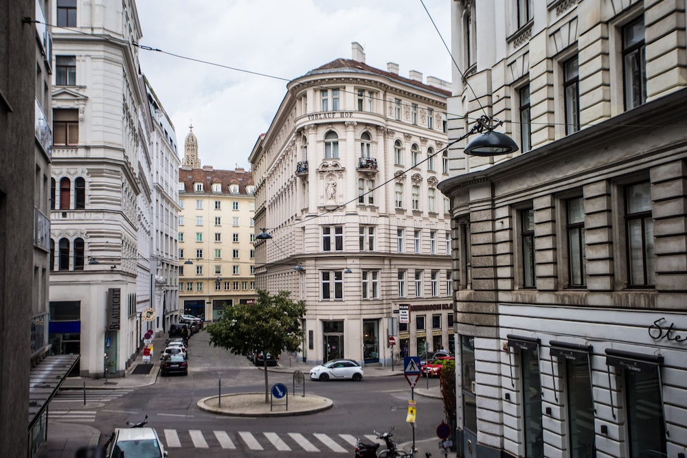 Pension Central - Self Check-in - Wien