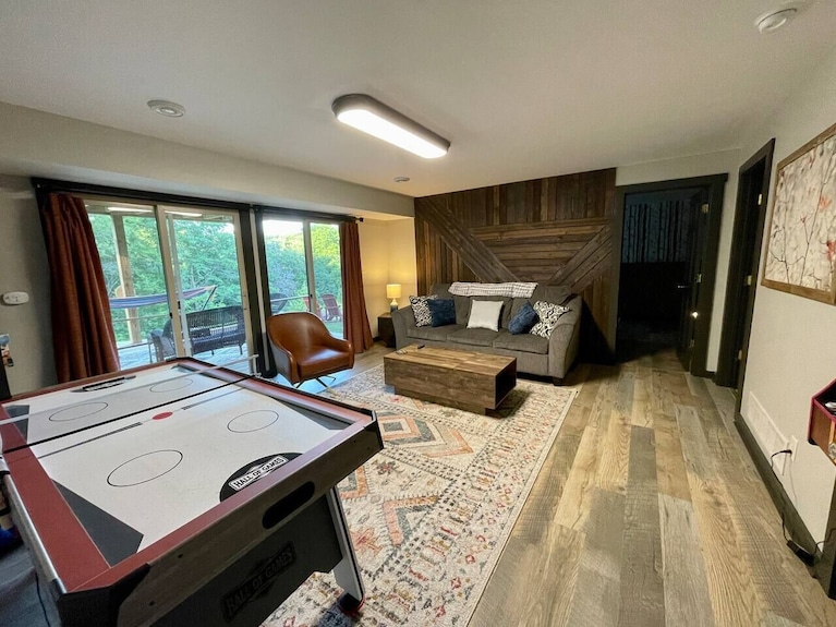 Hot Tub, Wood Fireplace, Firepit, Pool/marina Access - Galena, IL