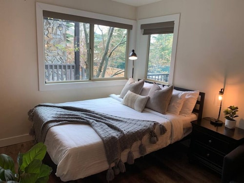 Modern Studio! Walk To Gondola, Shops & Restaurants! Fireplace & Free Parking! - Whistler