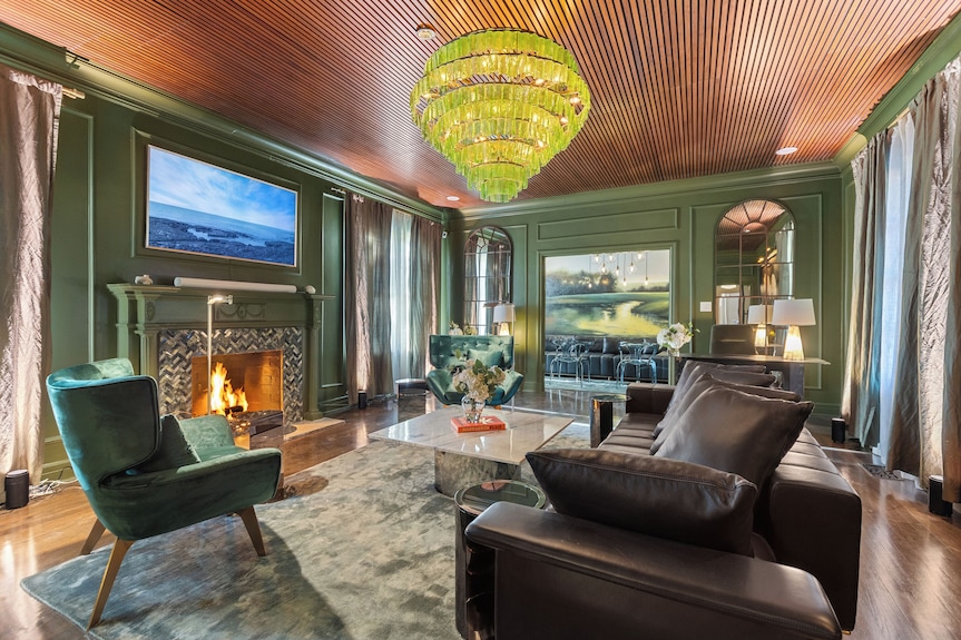 Bright 1-bedroom Condo Combining Historic Charm With Modern Comfort. Features A Spacious Living Area With Elegant Furnishings, Crystal Lighting, And Abundant Natural Light For A Refined Dallas Stay. - Dallas, TX